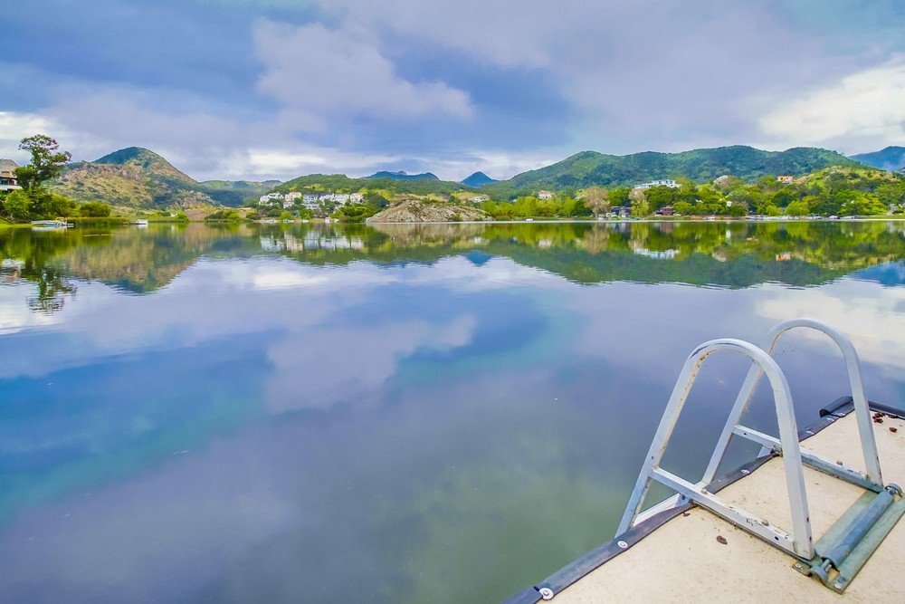 Photo 12 of 14 in Modern Lakefront Home for Sale by Sophie Zeiler - Dwell