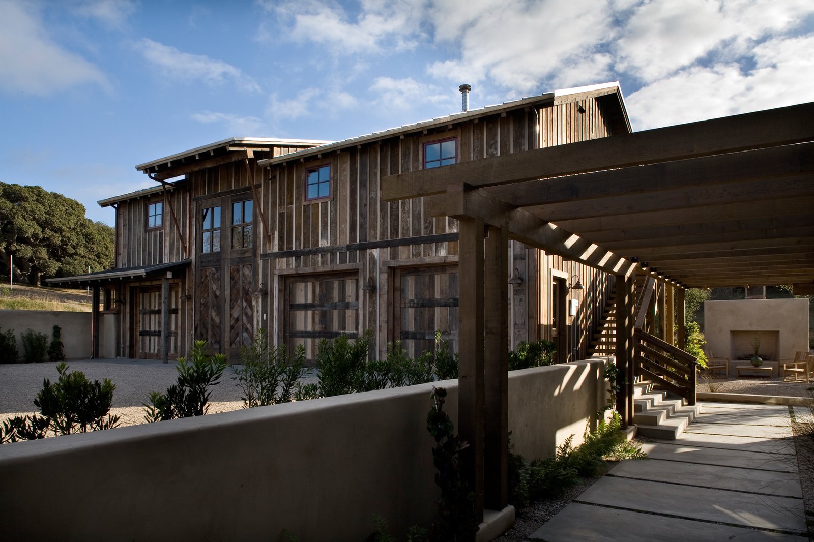 Photo 2 of 11 in Barn House Compound by Rick Pharaoh - Dwell