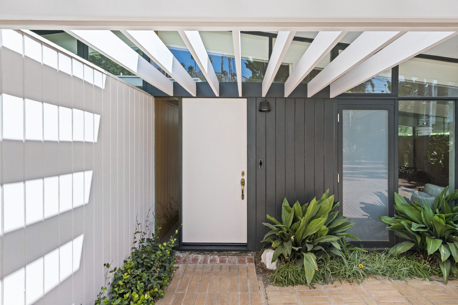 Photo 2 of 8 in Sun Villa by A. Quincy Jones by Tracy Do - Dwell