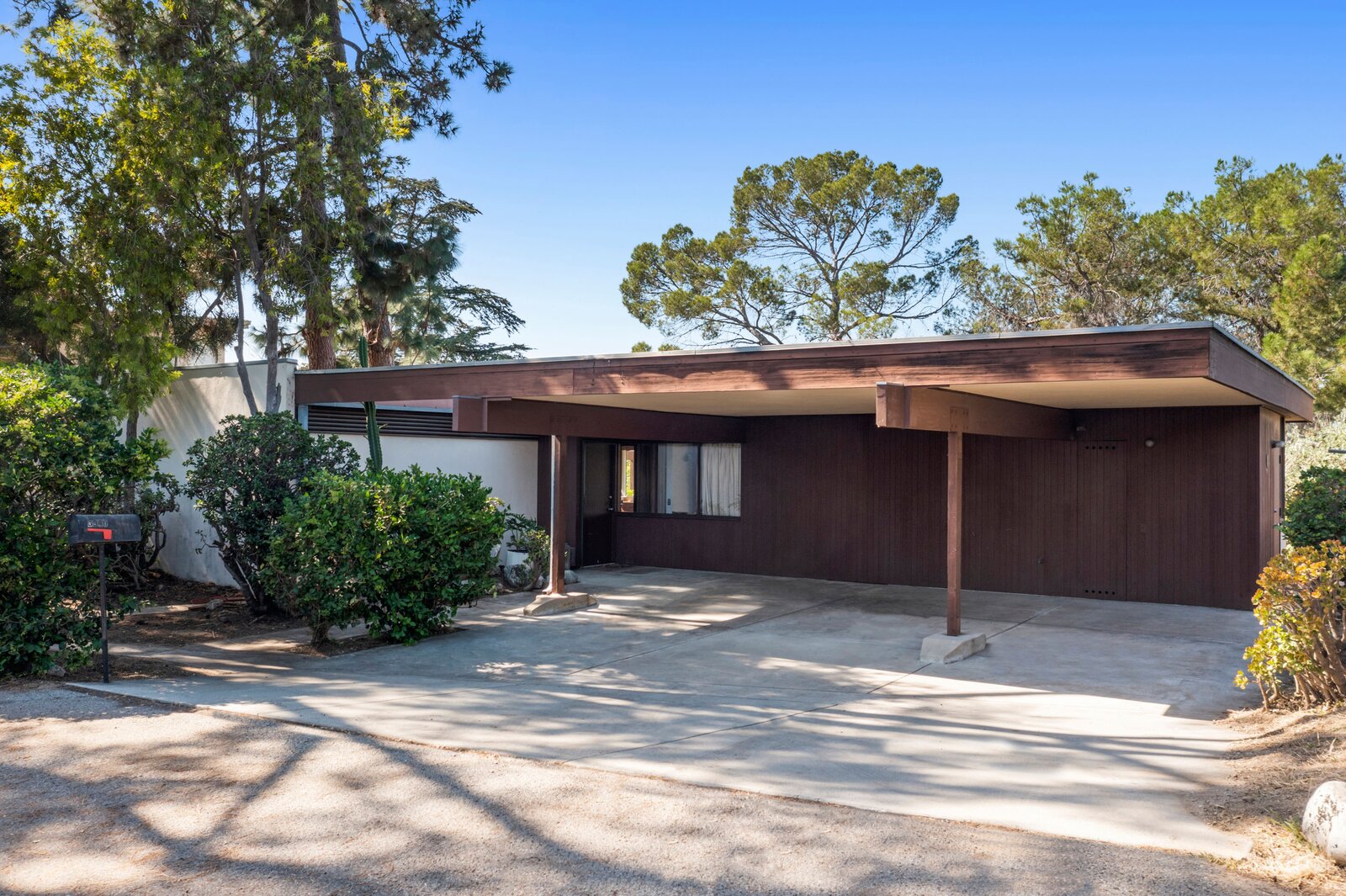 Photo 2 of 14 in The Hinds House by Richard Neutra by Tracy Do - Dwell