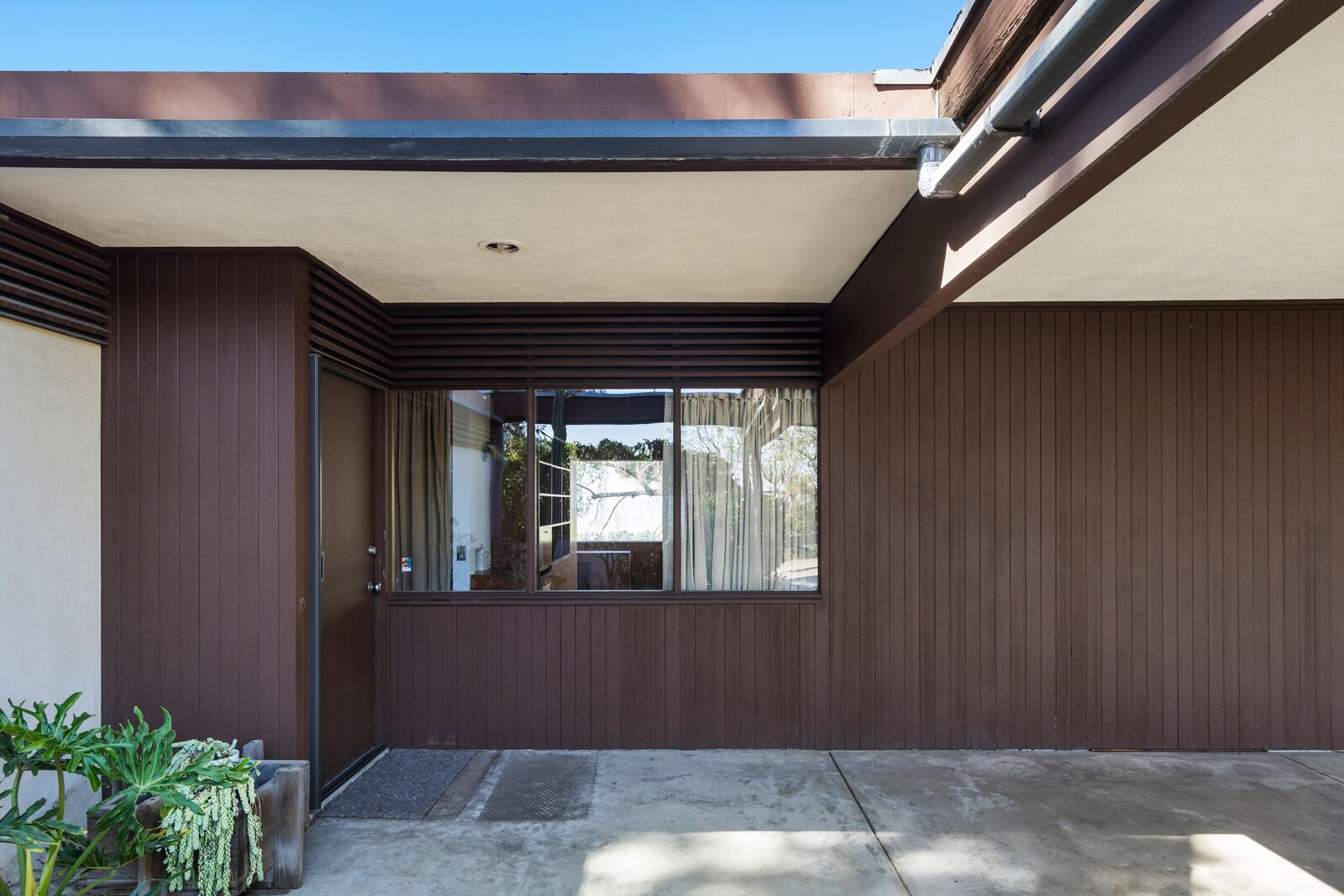 Photo 3 of 14 in The Hinds House by Richard Neutra by Tracy Do - Dwell