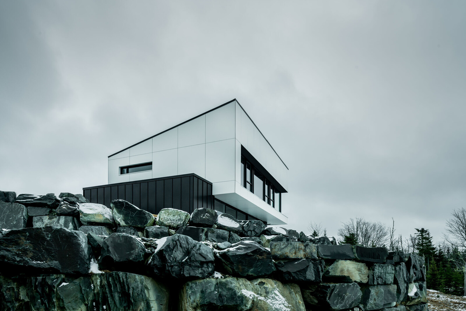 Photo 3 of 4 in Shift House by RHAD Architects - Dwell