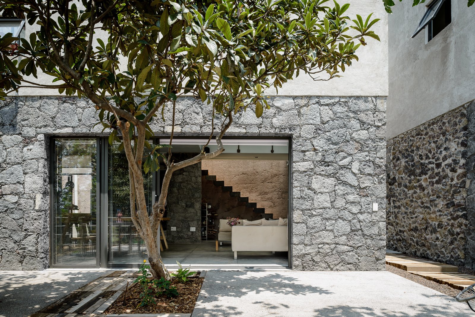 Photo 3 of 22 in La Pancha House". Handcrafted Architecture in the ...