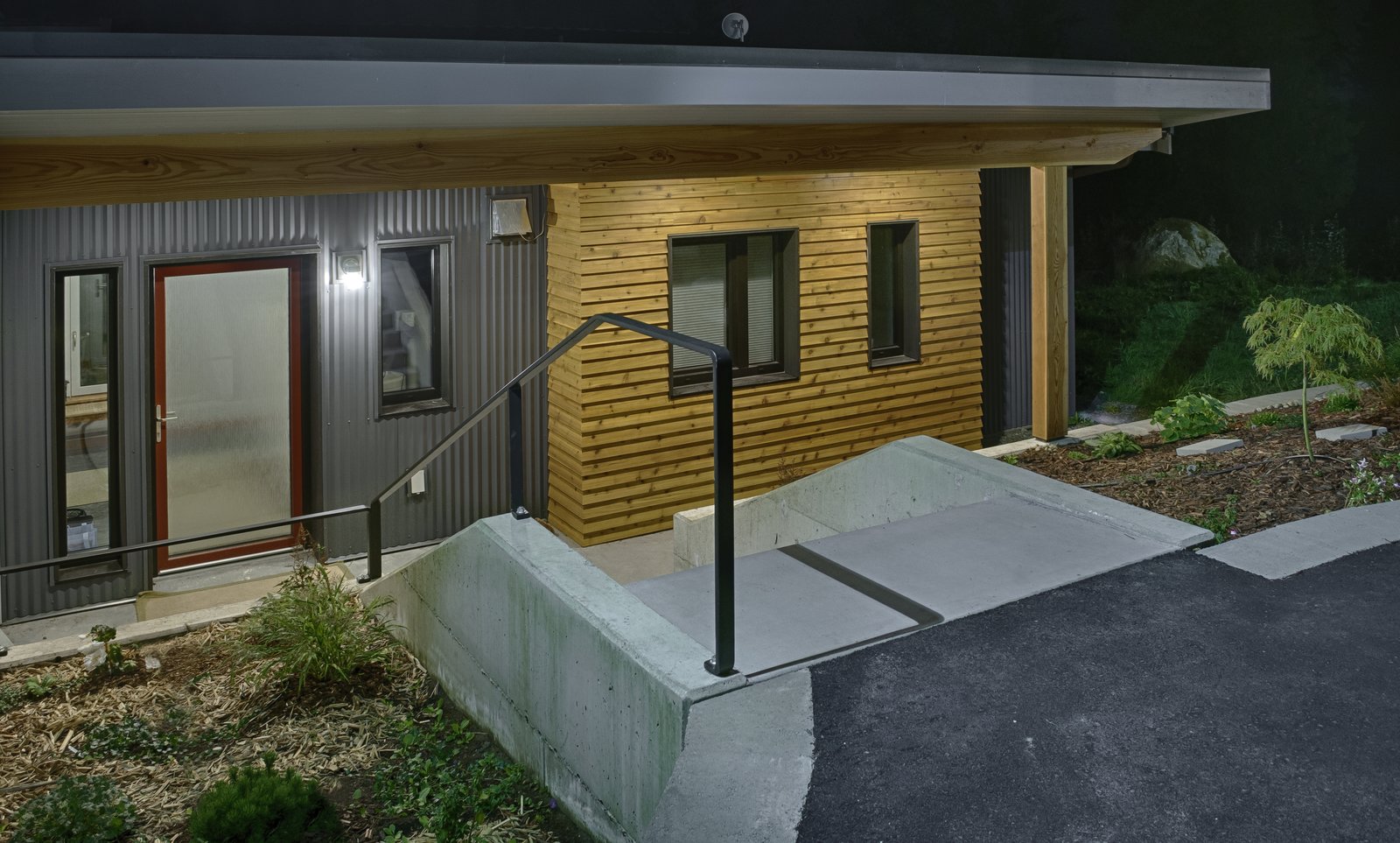 Photo 4 of 15 in Custer Contemporary Net Zero Home by Bellingham Bay ...