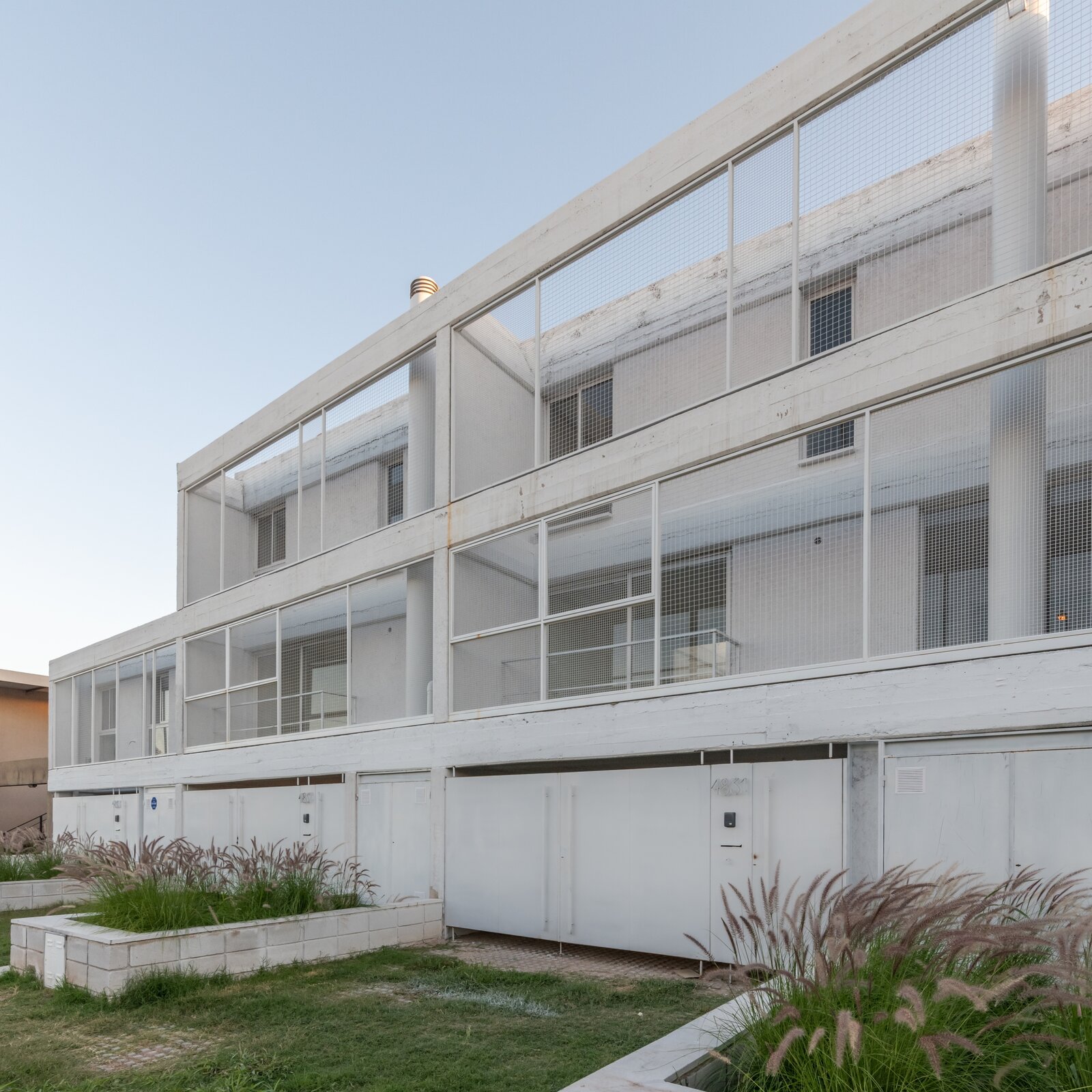 Photo 17 of 24 in Three houses and a carob tree / Baldío Arquitectura ...