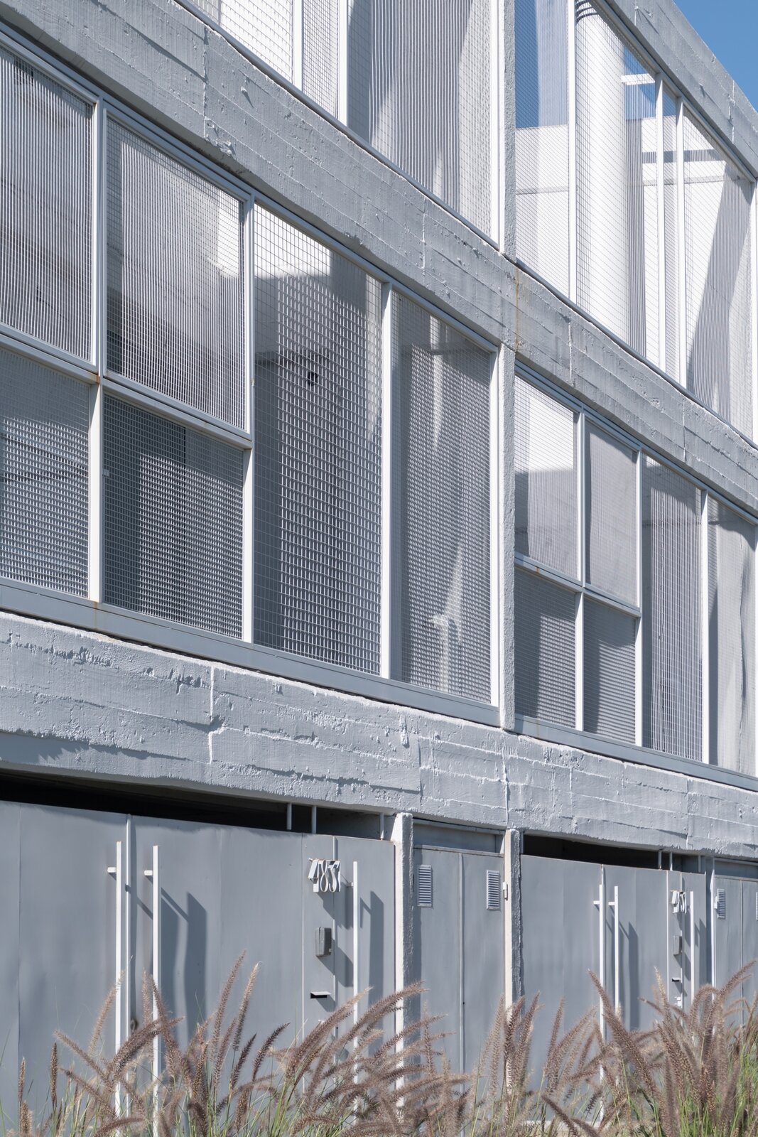 Photo 19 of 24 in Three houses and a carob tree / Baldío Arquitectura ...