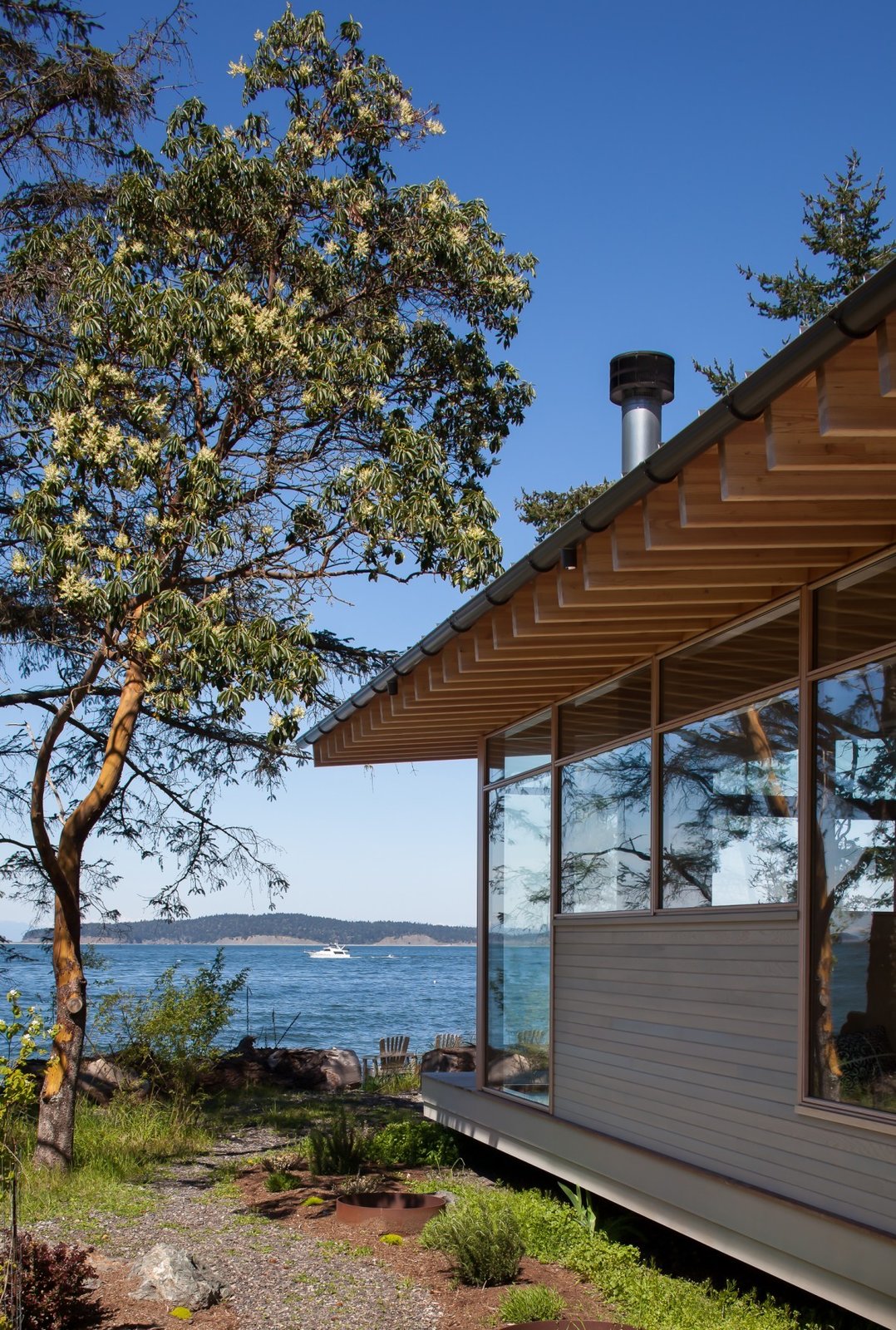 Photo 9 of 12 in Bunny Lane Cabin by Heliotrope Architects - Dwell