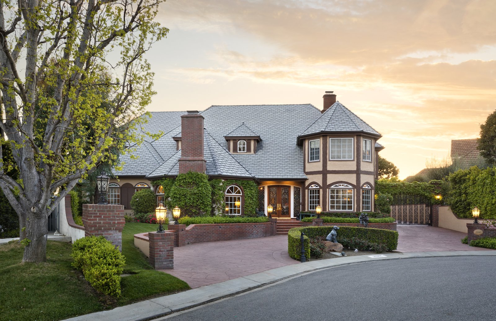 Home with Mickey Mouse Inspired Swimming Pool on the Market (8 Photos ...