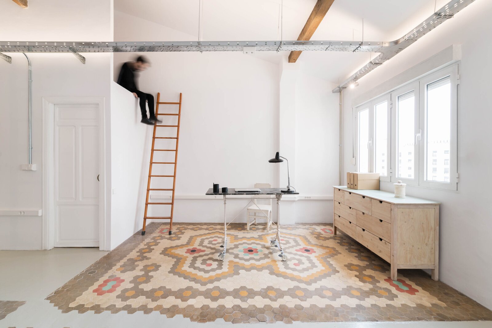 An Artist Couple’s Valencia Loft Is Grounded With a Mosaic of Earth ...