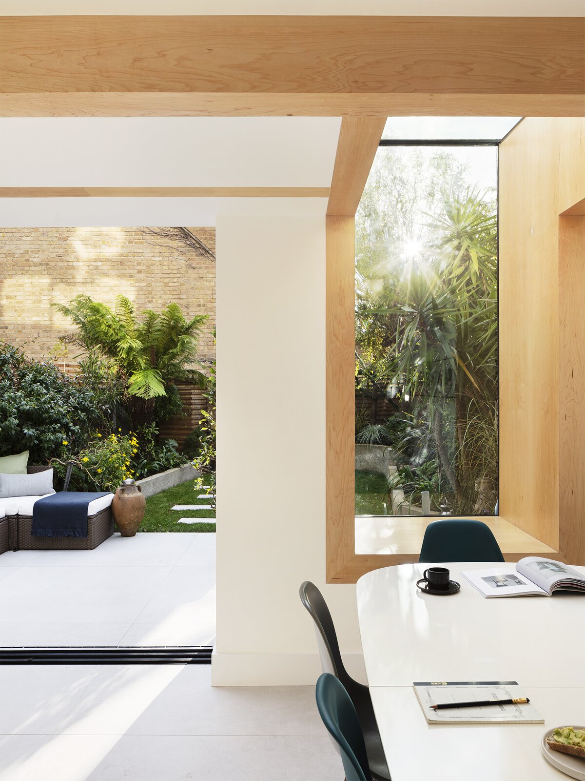 Photo 12 of 18 in A Glass Courtyard Brings the Garden Inside a London ...