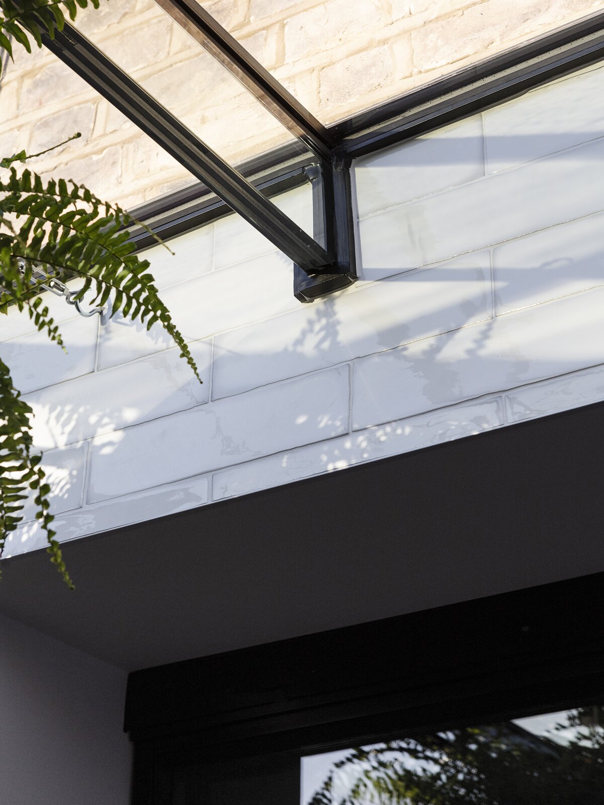 Photo 13 of 18 in A Glass Courtyard Brings the Garden Inside a London ...