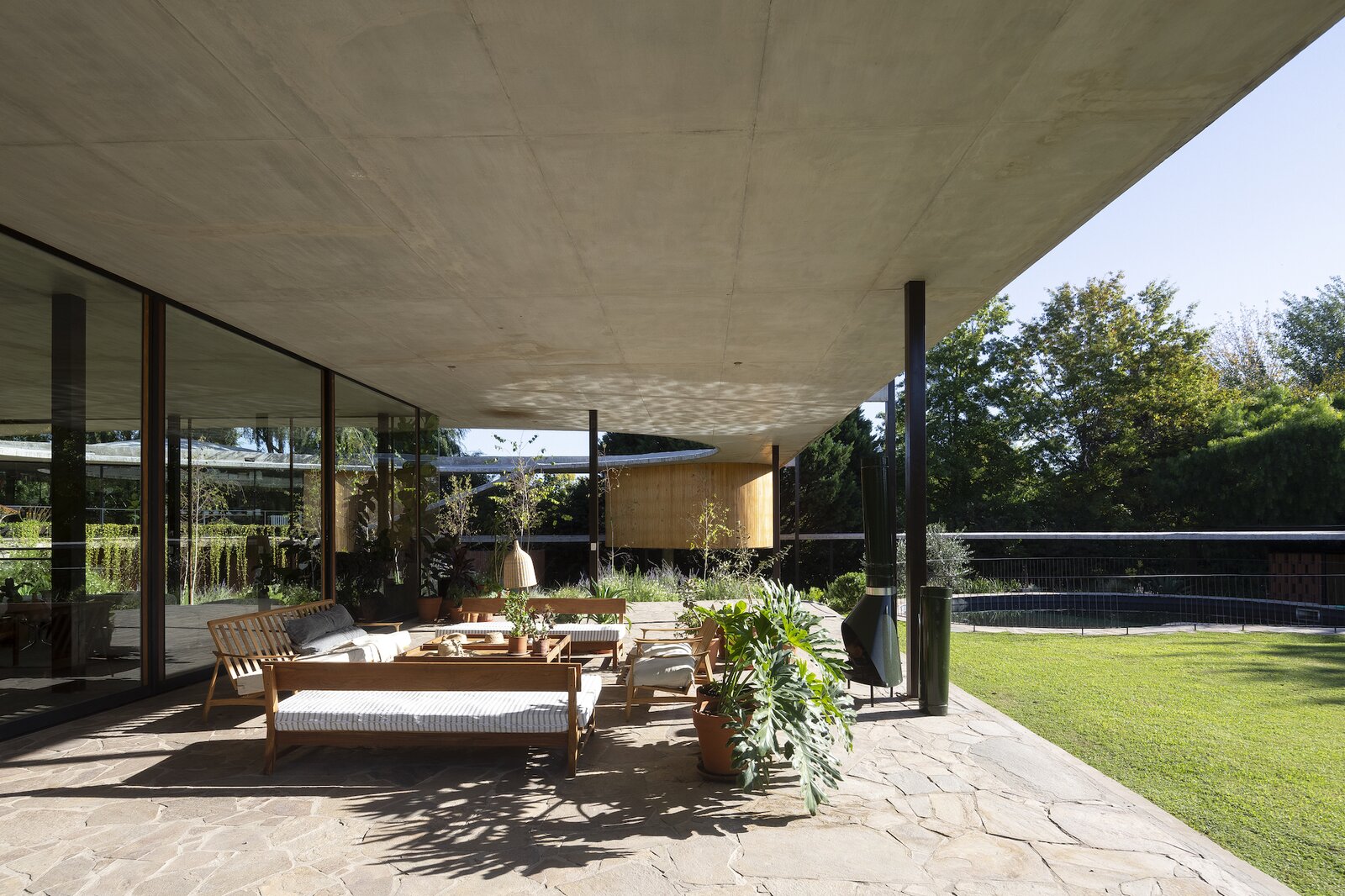 Photo 4 of 18 in A Swooping Concrete Canopy Crowns a Pavilion-Style ...