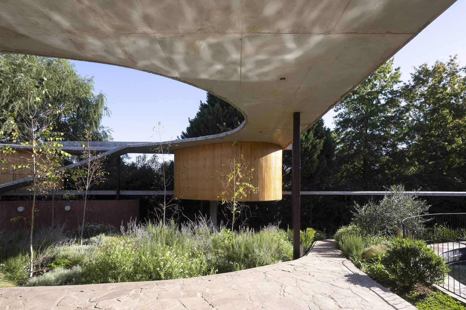 Photo 5 of 18 in A Swooping Concrete Canopy Crowns a Pavilion-Style ...