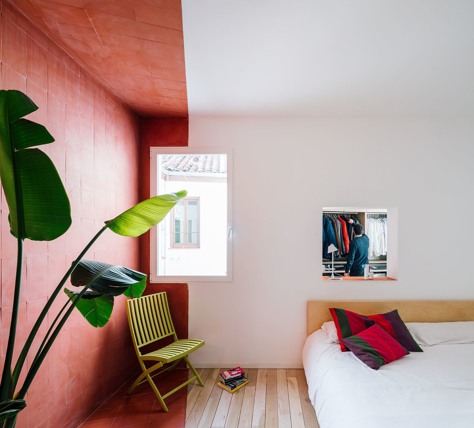 Photo 16 of 17 in Pockets of Color Turn a Ho-Hum Madrid Flat Into a ...