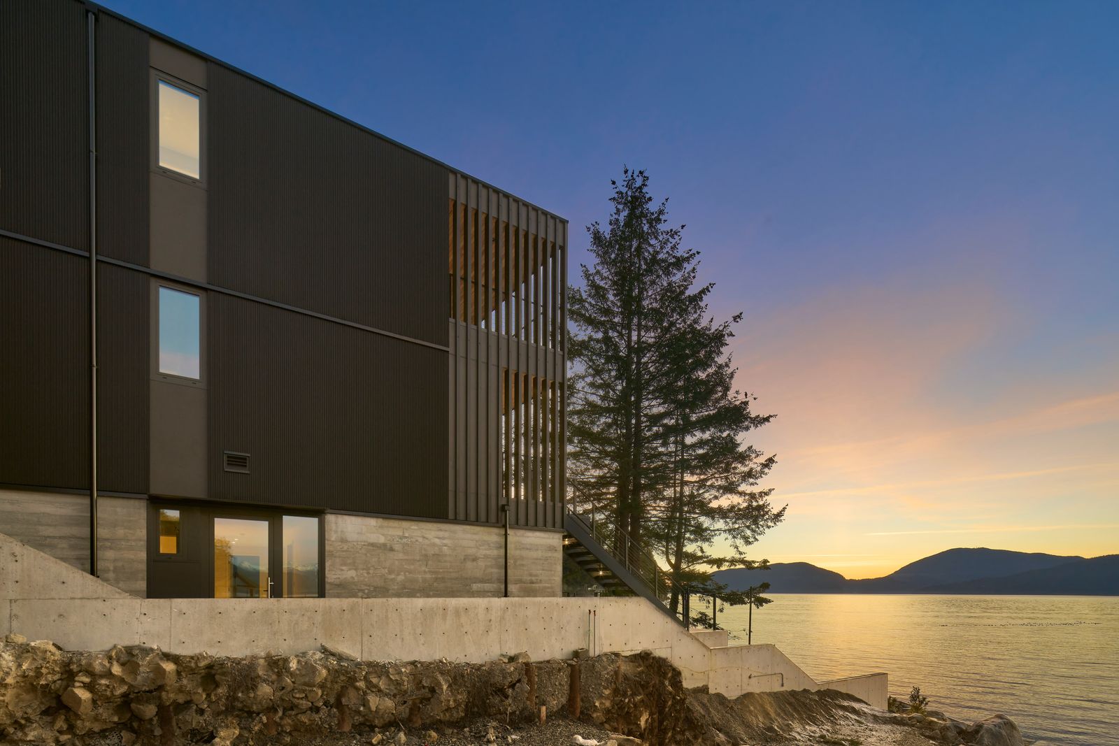 Photo 12 of 21 in Howe Sound House by W O V E N Architecture and Design ...