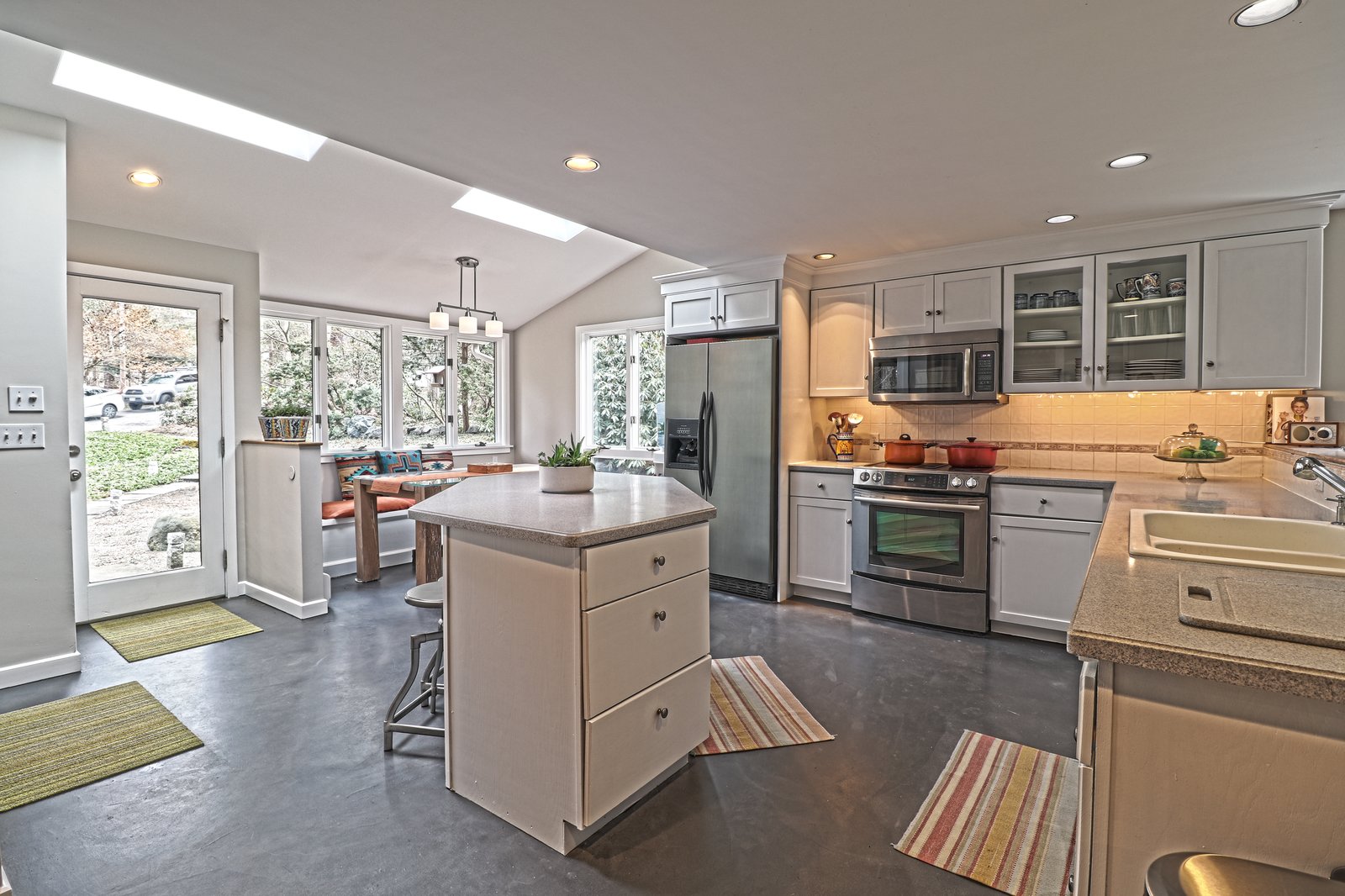 Photo 3 of 21 in The Babbling Brook House by Zur Attias - Dwell