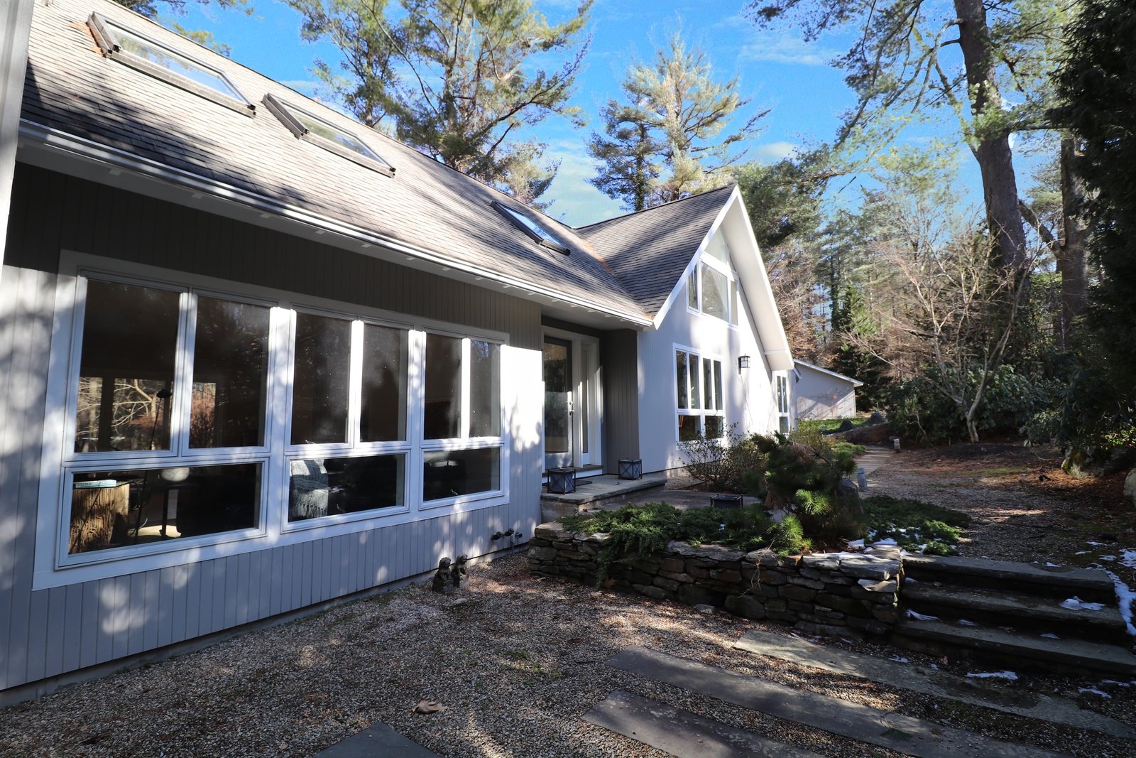 Photo 17 of 21 in The Babbling Brook House by Zur Attias - Dwell