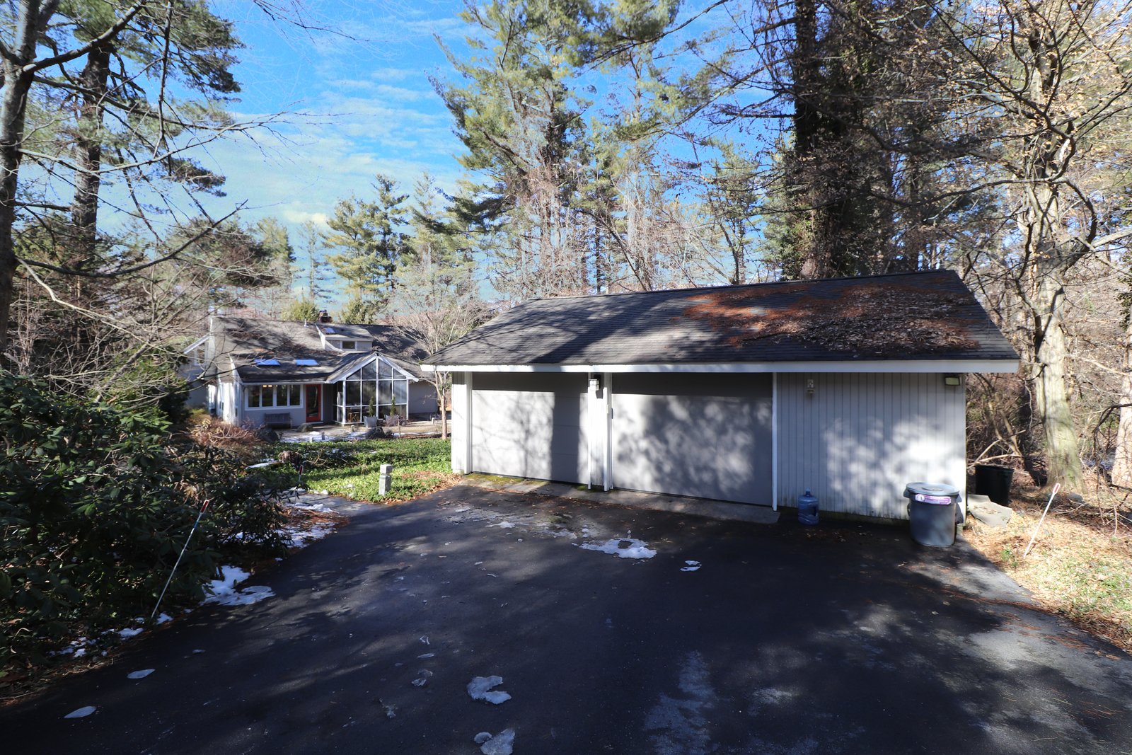 Photo 19 of 21 in The Babbling Brook House by Zur Attias - Dwell