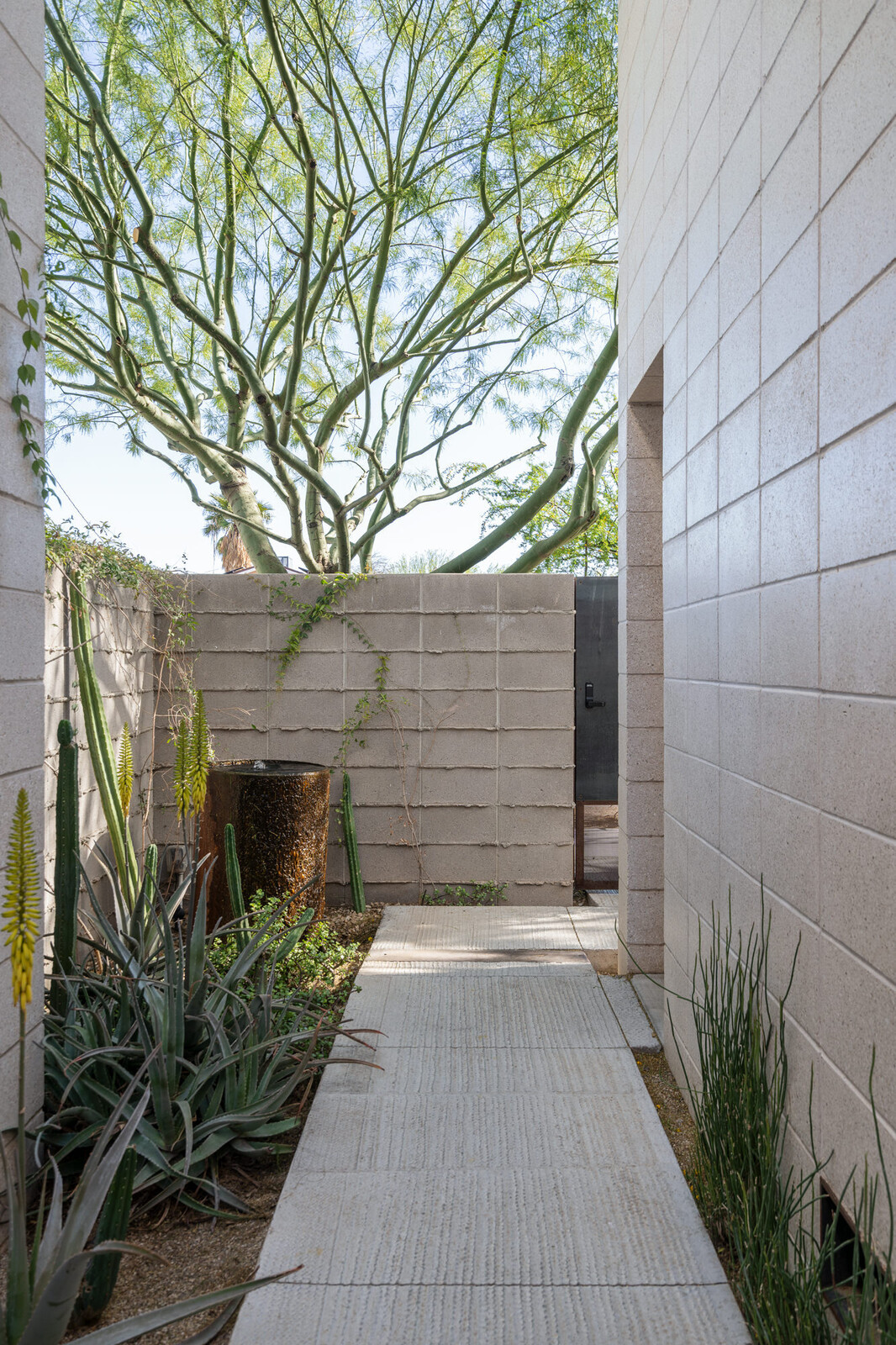 Photo 5 of 28 in White Stone Flats by benjamin hall design - Dwell