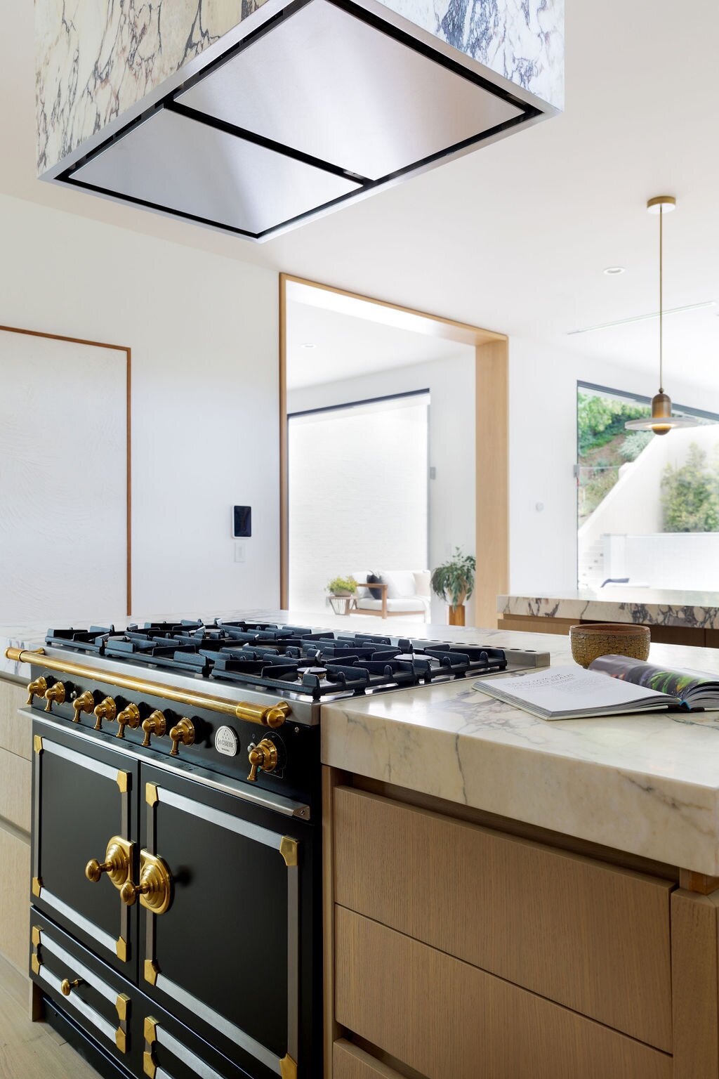 Photo 7 of 22 in Breathtaking Estate in Beverly Hills by Jennifer Okhovat - Dwell