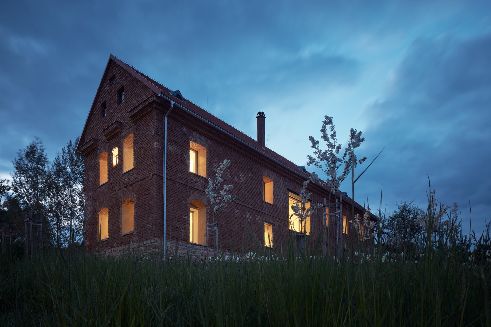 Photo 18 of 23 in Romantic Ruins Enclose a Modern House in the Czech ...