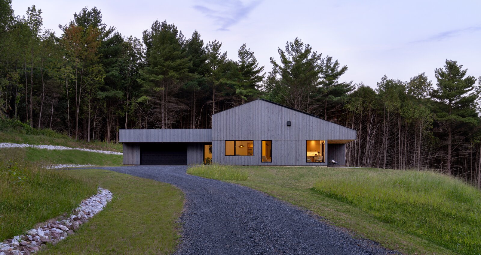 Photo 4 of 13 in Offset House by Elizabeth Herrmann Architecture ...