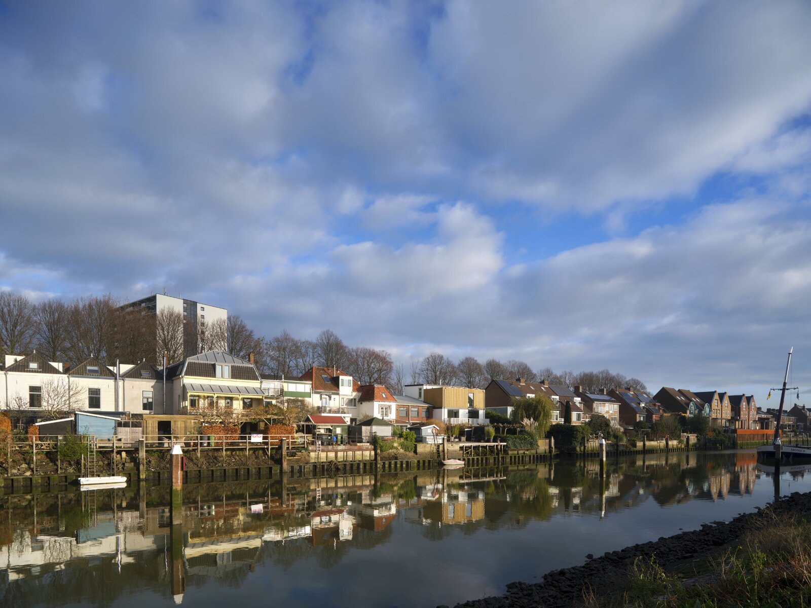 Photo 7 of 11 in An extension on a dike house creates a beautiful split ...