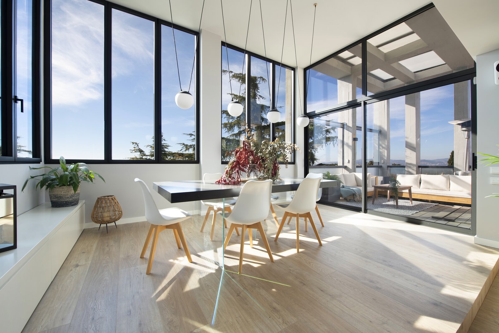 Photo 4 of 25 in Modern, cozy and elegant apartment with large windows ...