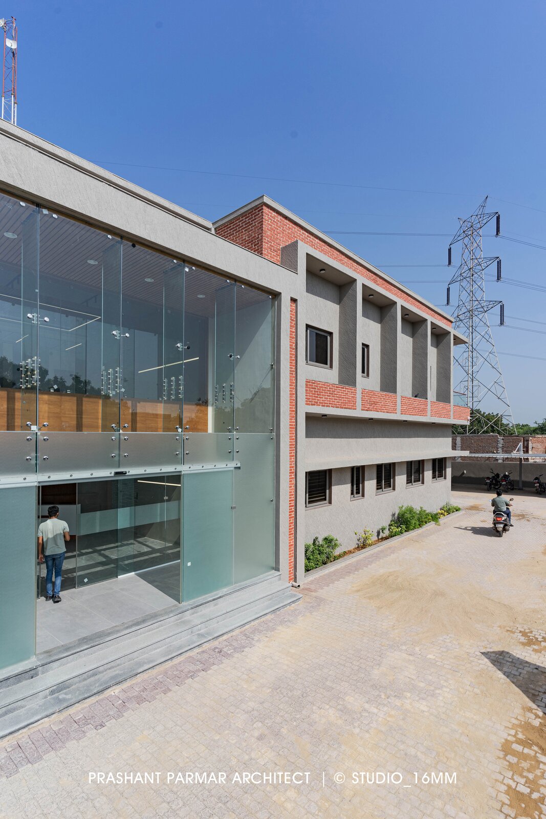 Photo 7 of 27 in IT Corporate Office Design at SEZ, Gandhinagar by ...