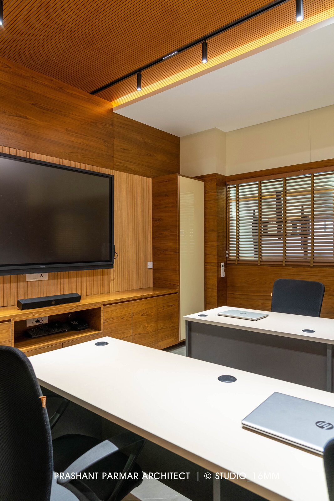 Photo 14 of 27 in IT Corporate Office Design at SEZ, Gandhinagar by ...