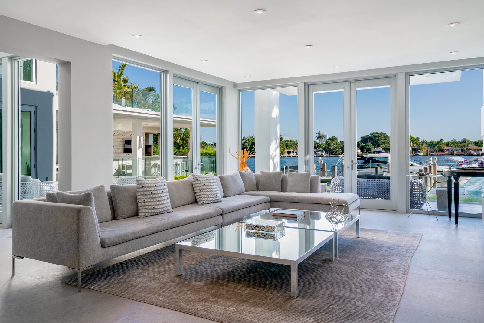 Photo 4 of 6 in Miami Mansion is Coastal Chic with Cozy Interiors ...