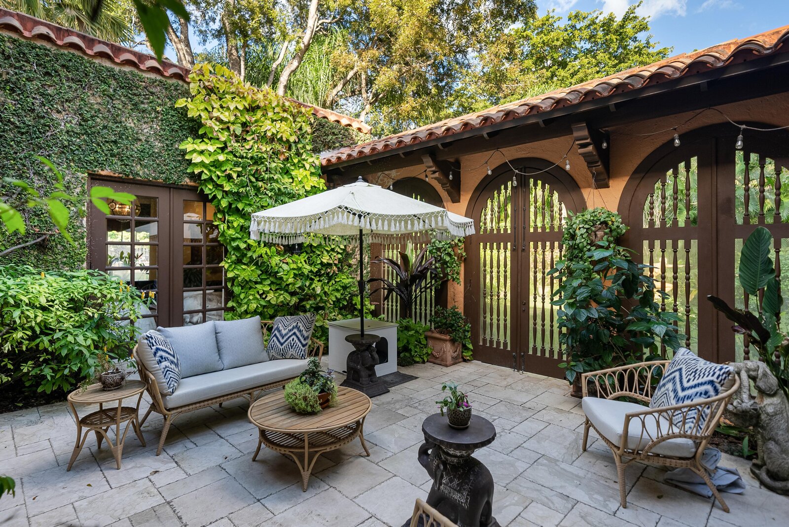 Photo 5 of 9 in Historic Walter De Garmo Villa Blends Indoor and ...
