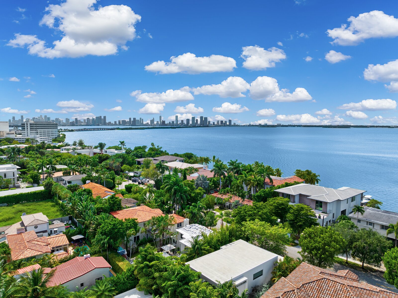 Photo 10 of 10 in Ultra-Contemporary Residence Redefines Elegance with ...