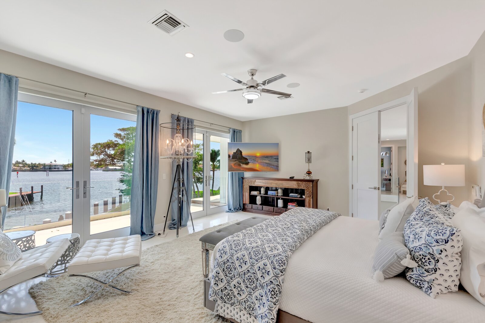 Photo 4 of 6 in Contemporary Estate with 166-Feet of Water Frontage by ...