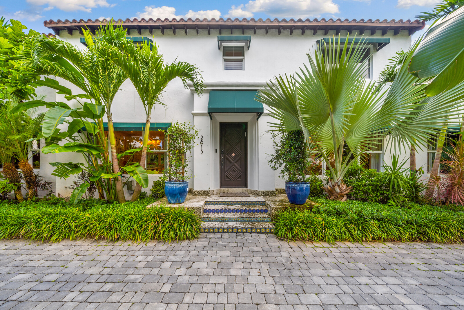 Miami Meets Palm Beach With Wallpaper-Clad Mansion on Billionaire-Favorite Pine Tree Drive (8 ...