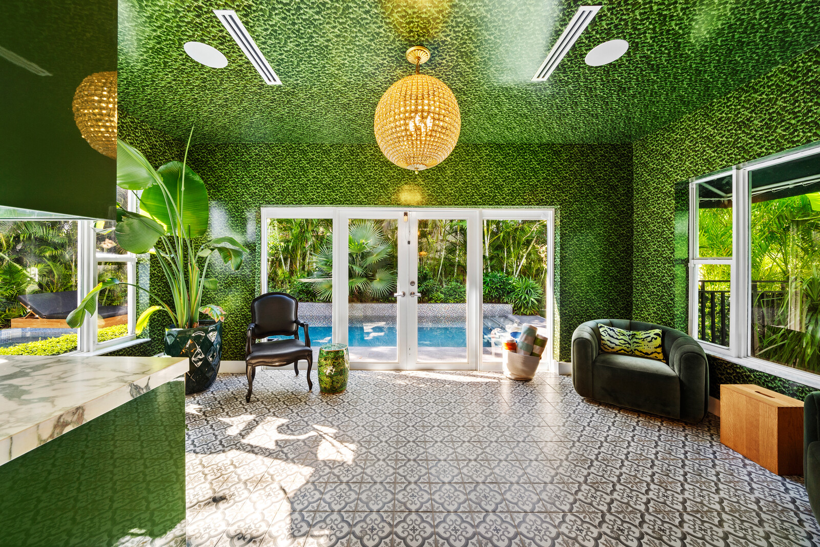 Photo 3 of 8 in Miami Meets Palm Beach With Wallpaper-Clad Mansion on ...