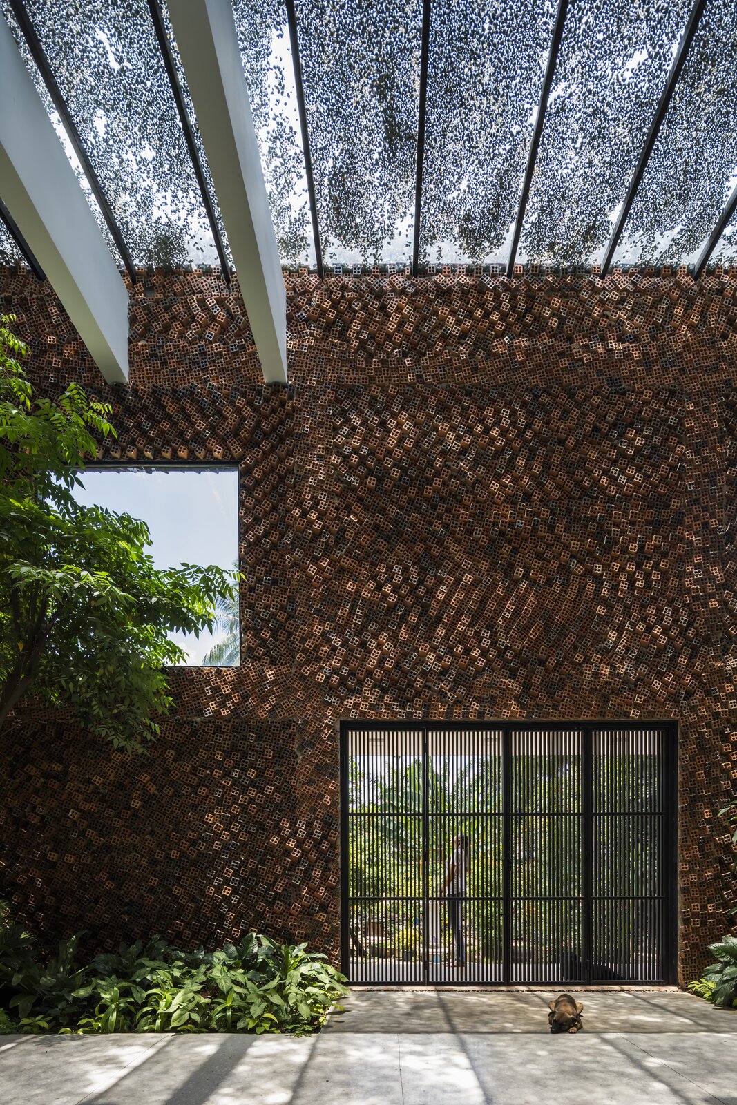 Photo 9 of 23 in A Biophilic Home in Vietnam Impresses With a Hollow ...