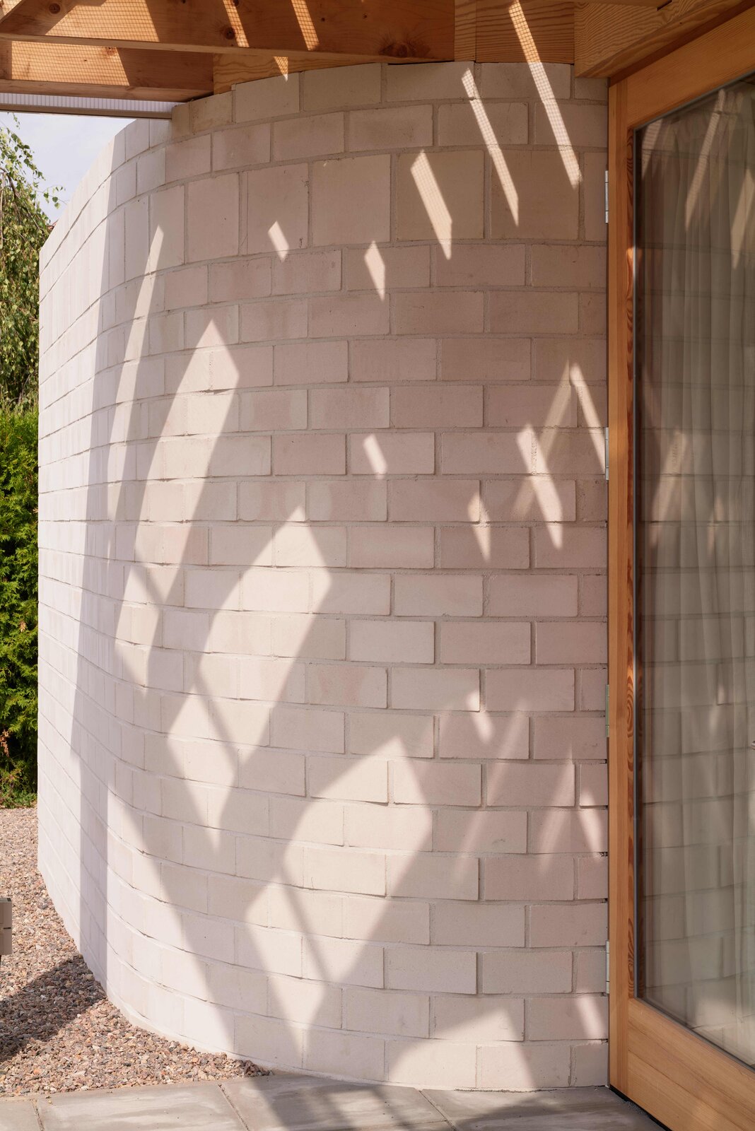 Photo 7 of 26 in The See-Through Roof of This Brick Home Doubles as a ...