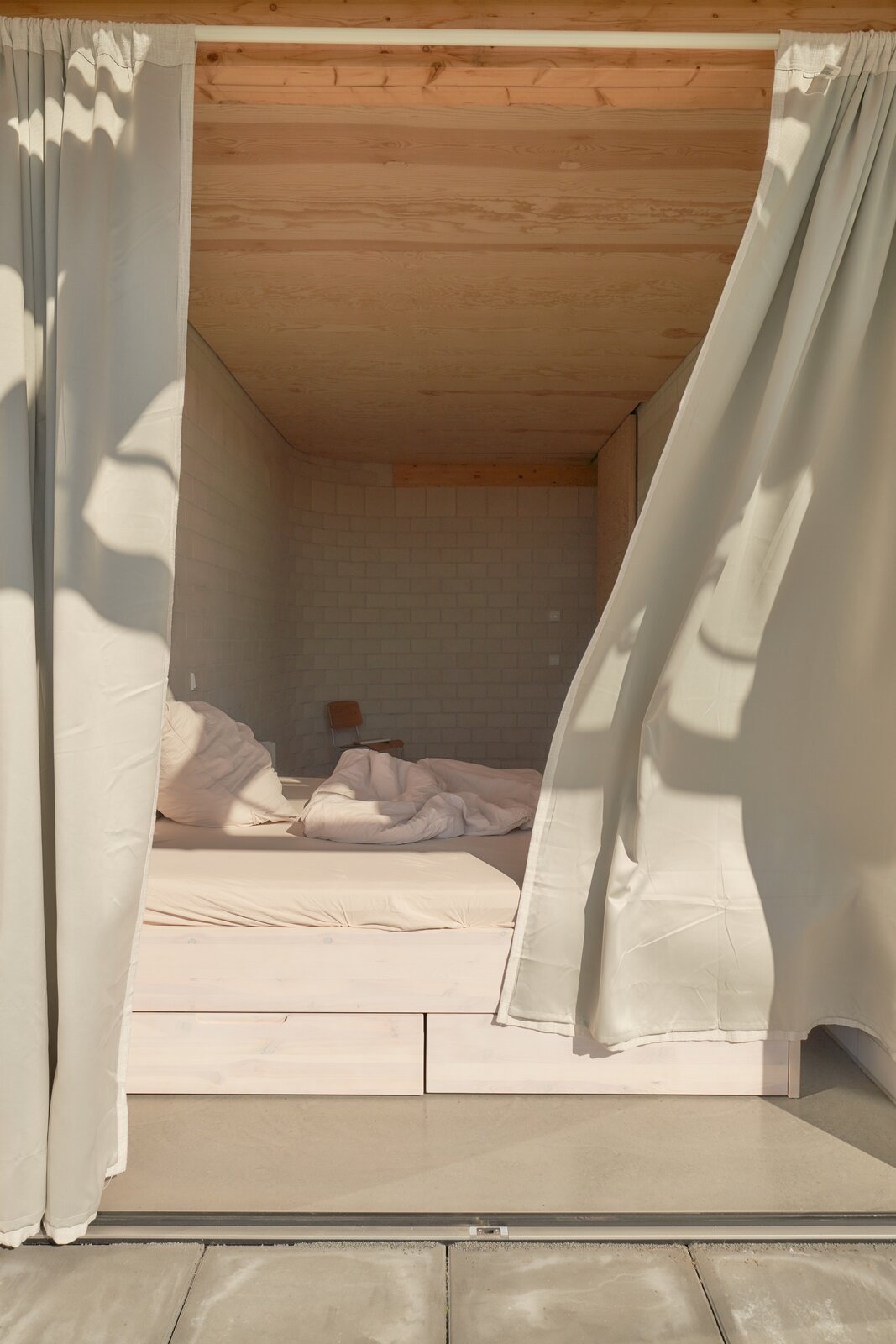 Photo 14 of 26 in The See-Through Roof of This Brick Home Doubles as a ...