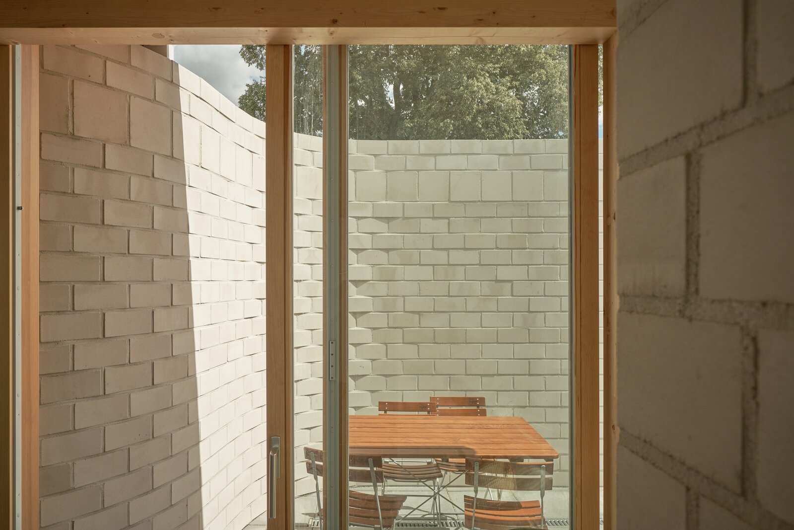 Photo 13 of 26 in The See-Through Roof of This Brick Home Doubles as a ...