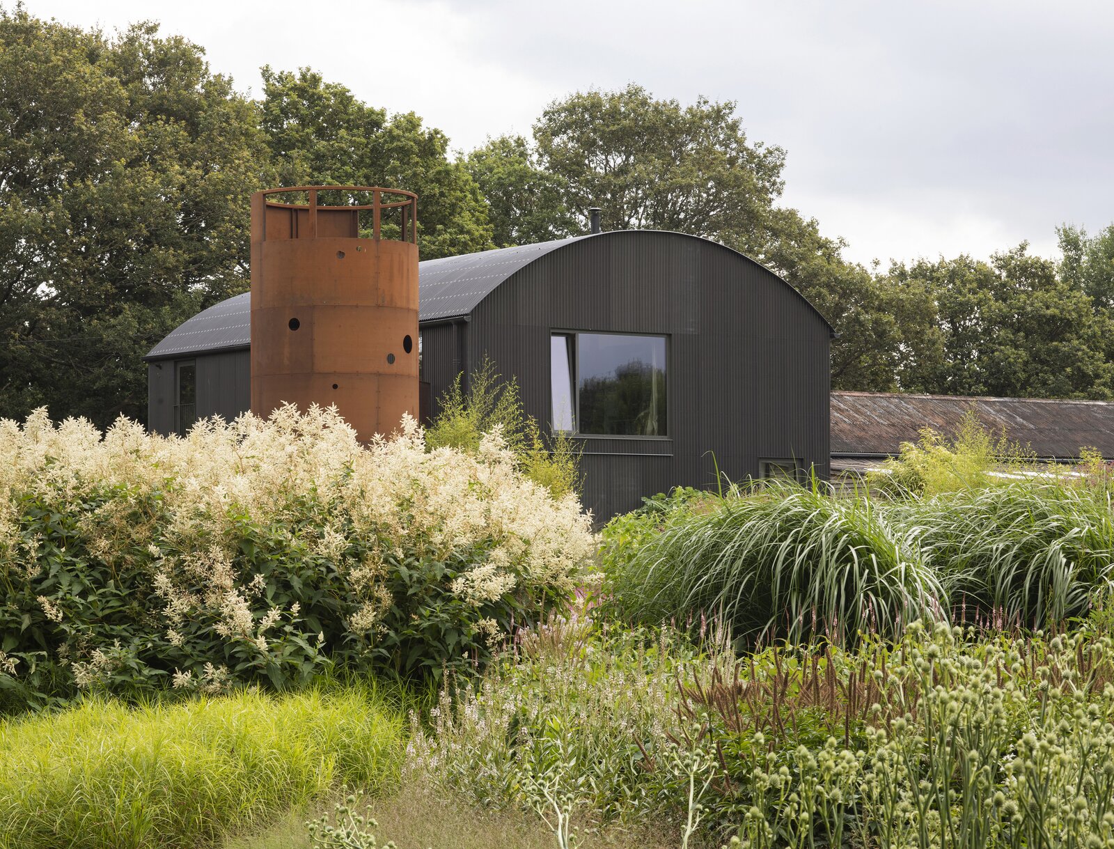 A Historic Dutch Barn Becomes a Home in Britain’s Largest Prairie ...