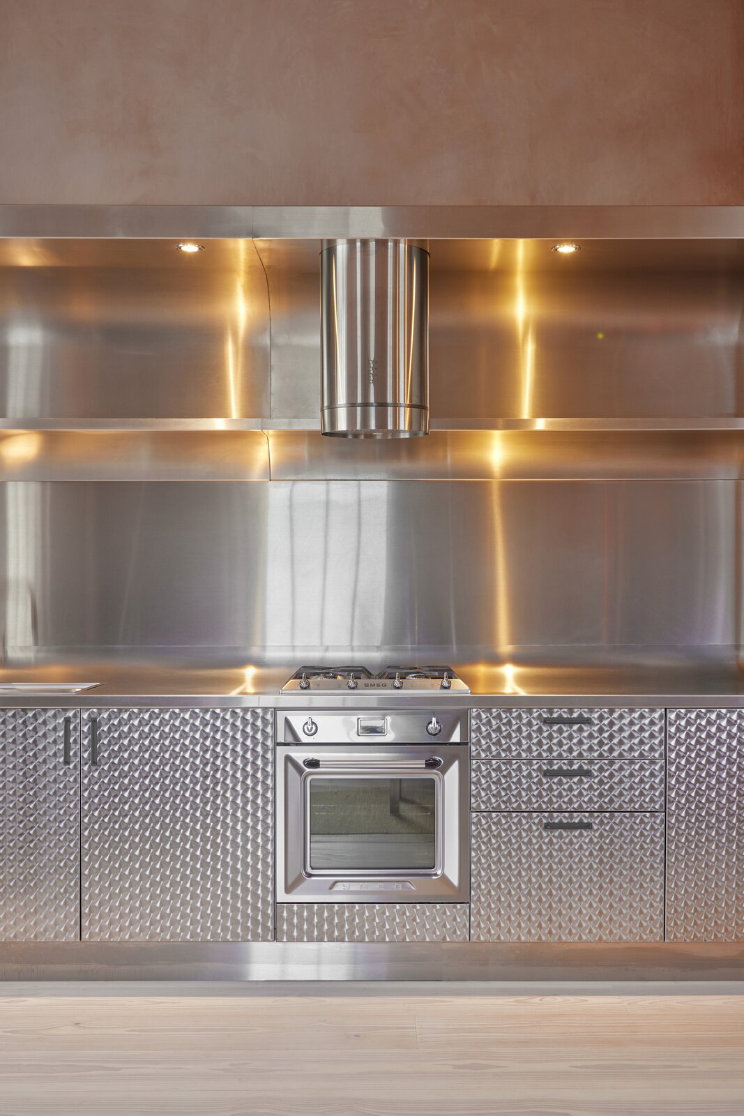 Photo 10 of 25 in This Renovated London Flat Includes a Kitchen ...