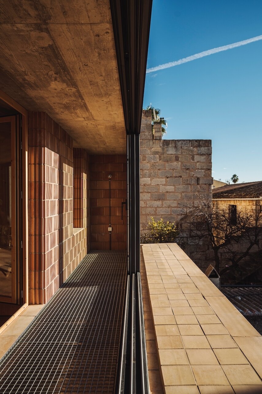 Photo 13 of 17 in Head-to-Toe Tile Brings Plenty of Texture to the ...