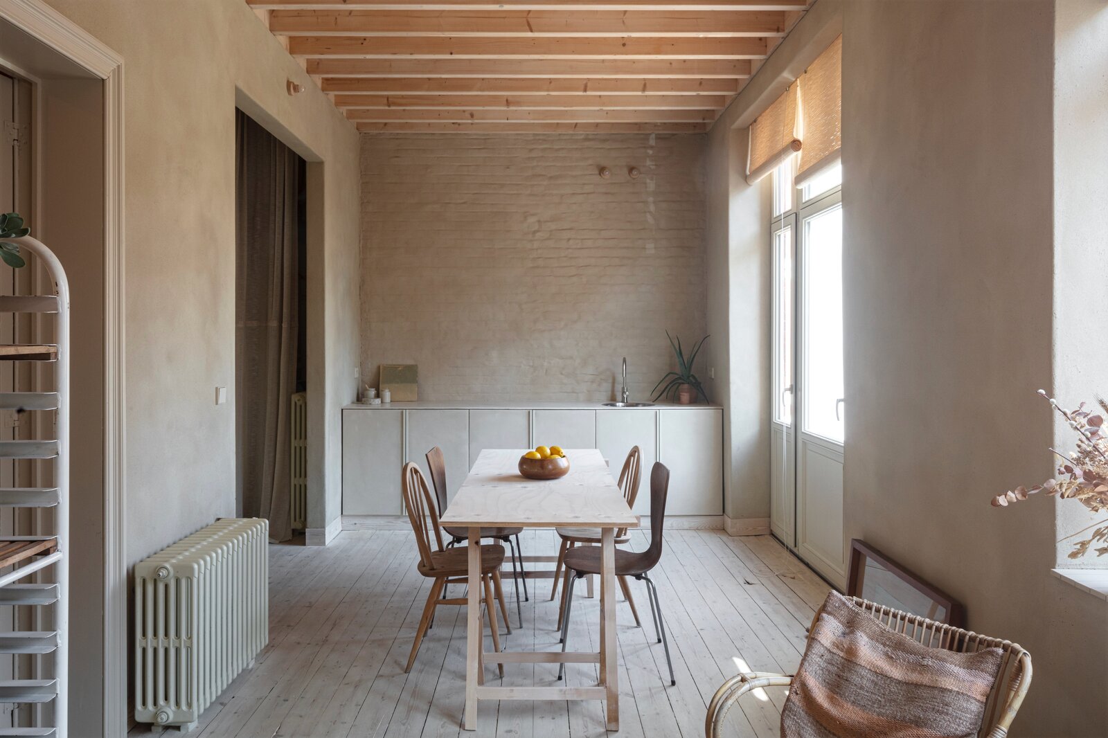 Photo 11 of 21 in A Ravishing Live/Work Space in Brussels Is Finished With Soils Collected From ...