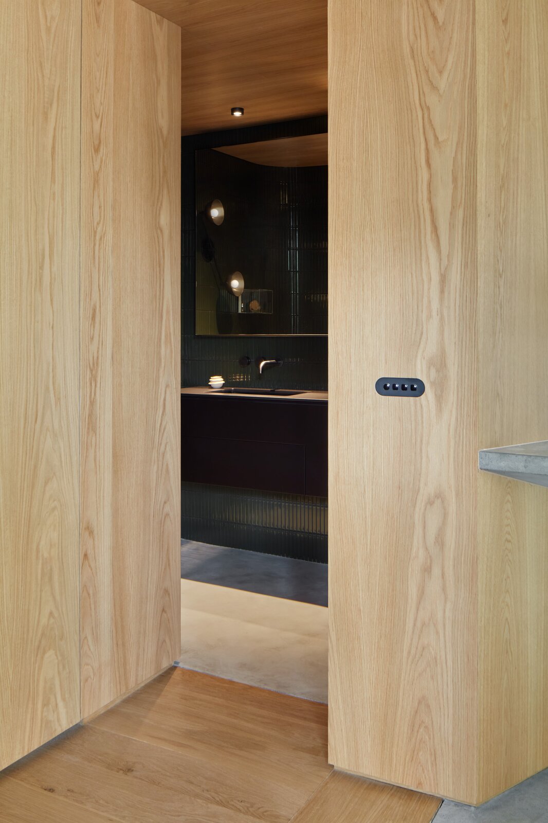 Photo 20 of 21 in You’ll Never Guess the House Attached to This ...