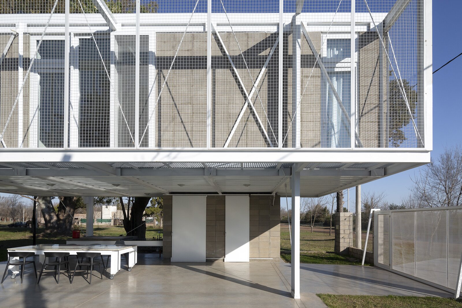 Photo 12 of 19 in A Steel Skeleton Makes This Concrete Brick Home in ...