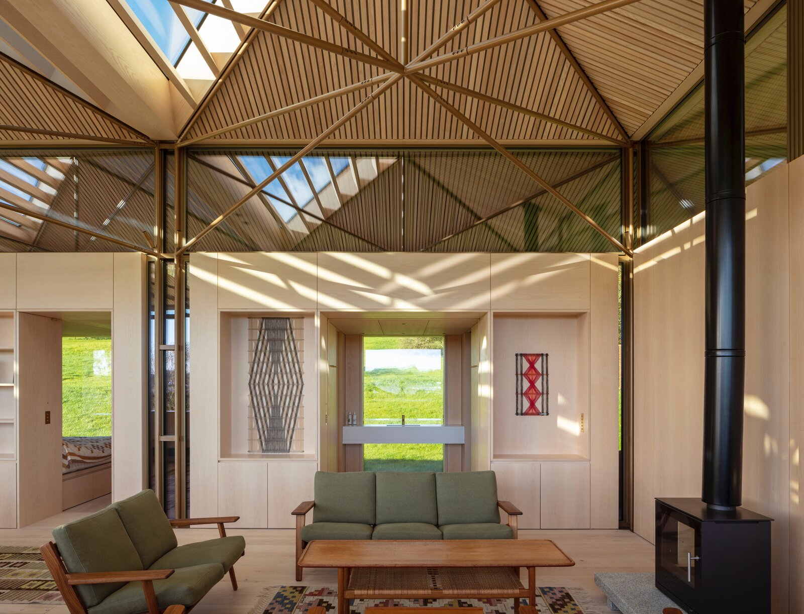 Photo 18 of 20 in A Skeletal Roof Gives “Good Bones” a Whole New ...