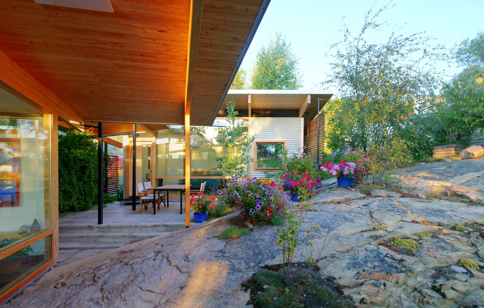 Photo 18 of 20 in A Mirrored Addition Melds With Its Rocky Site in ...