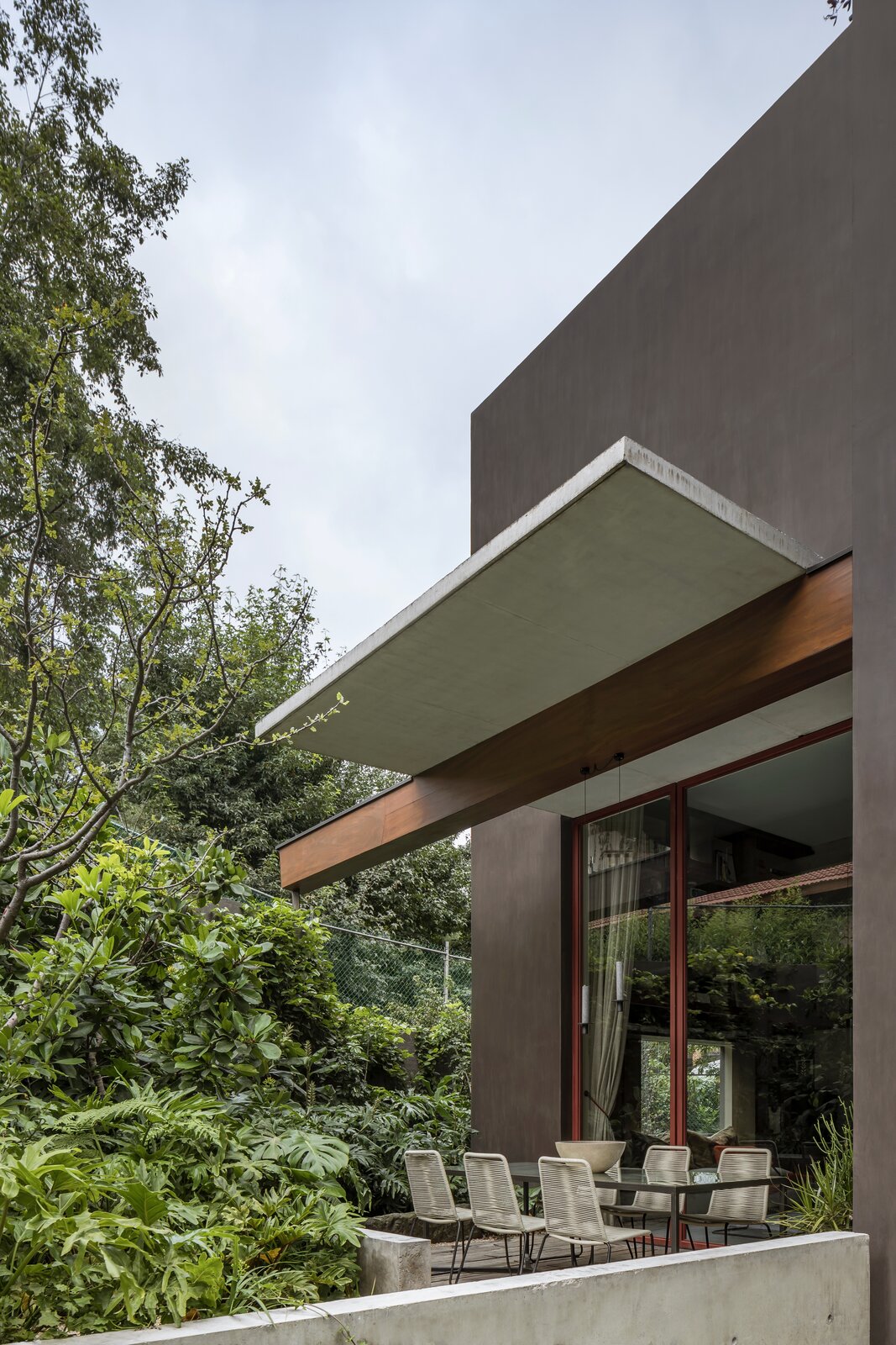 Photo 7 of 18 in Outside, It’s a Foreboding Fortress. But Inside Hides ...