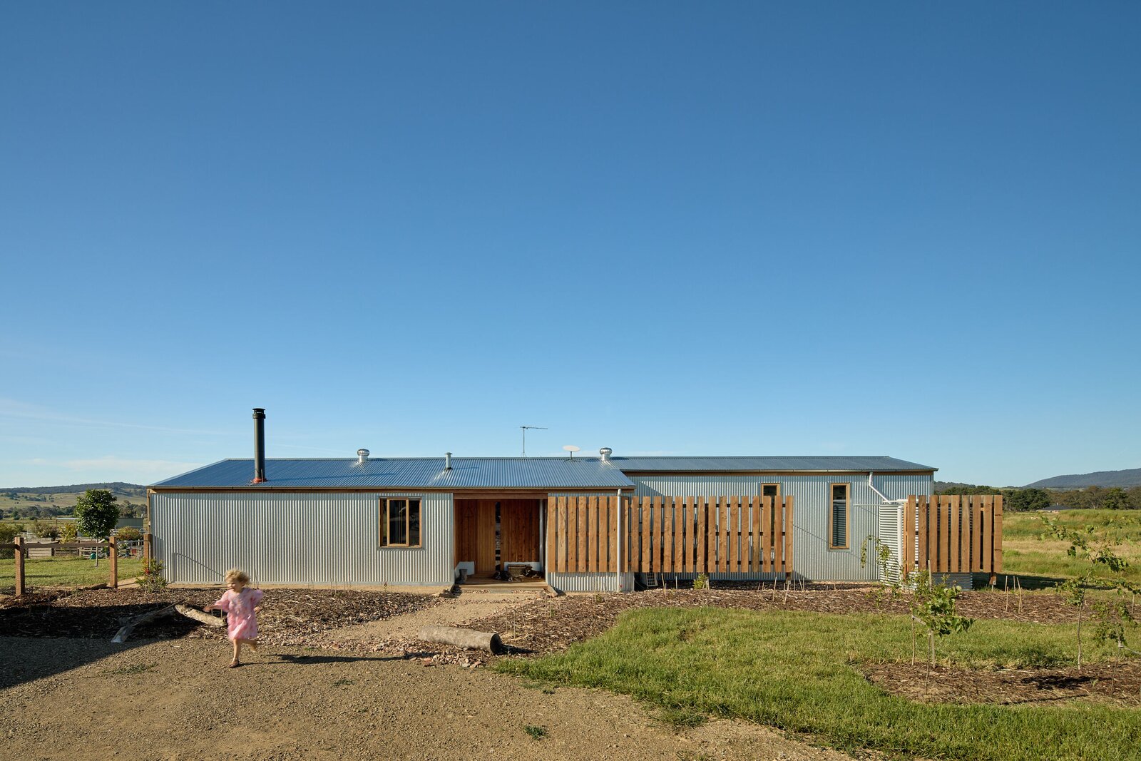 Photo 1 of 25 in Corrugated Steel Gives This Off-Grid Home in Australia ...